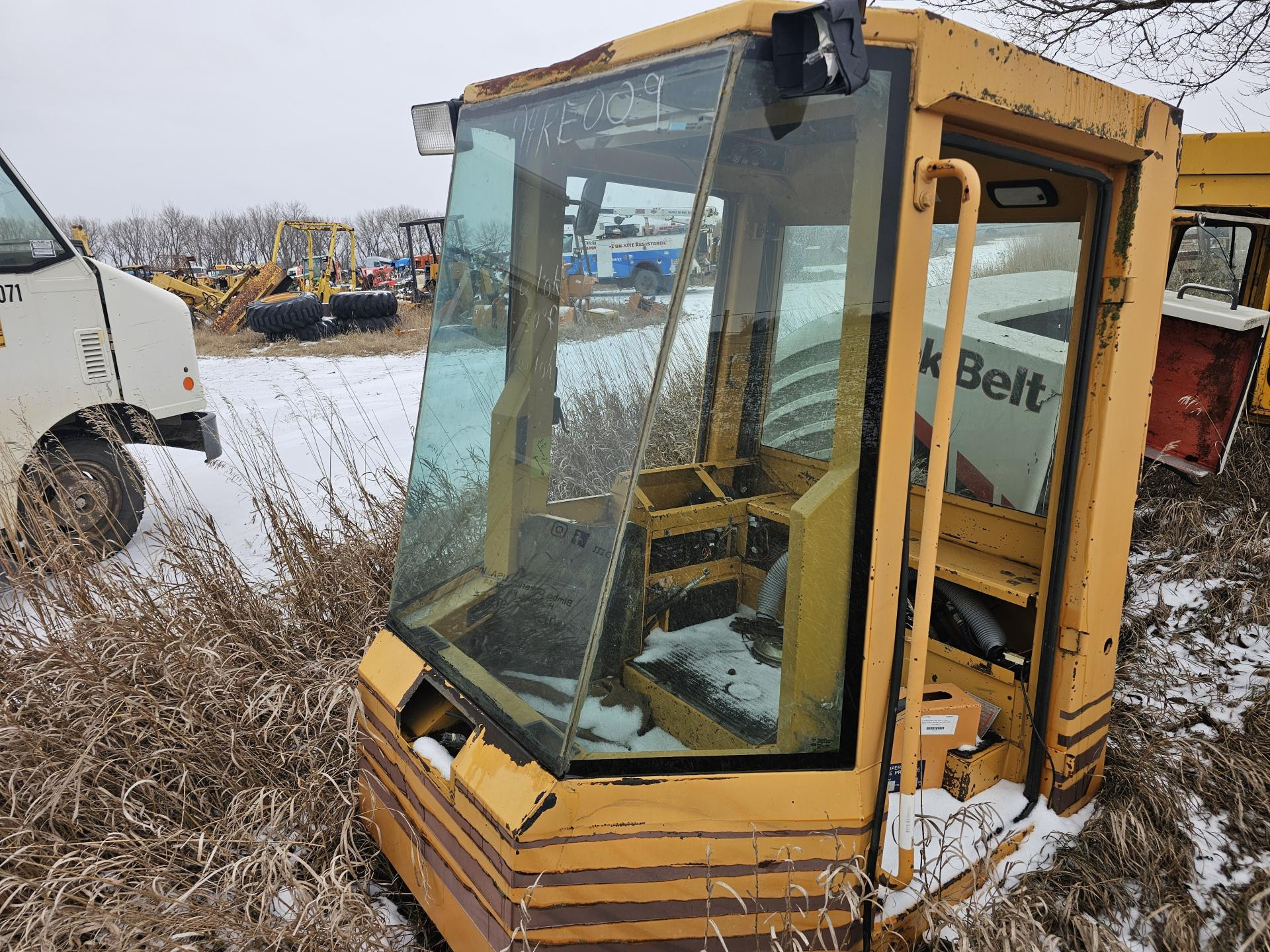 108426A2 | Case 621B Windshield Glass for Sale