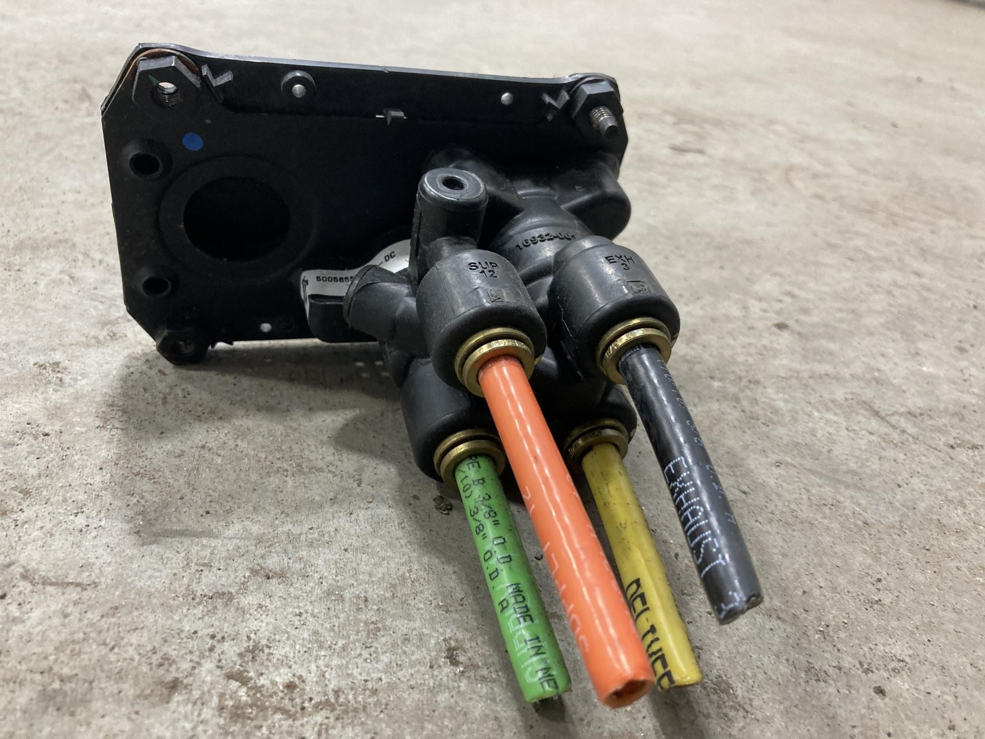 Bendix 5005855 Air Valve for Sale