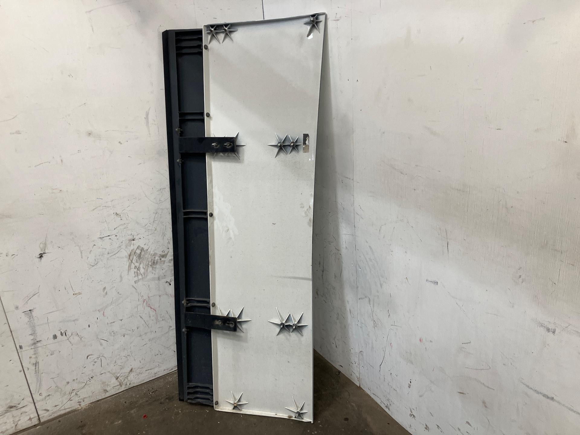 8678640 | Volvo VNL Side Fairing/Cab Extender for Sale