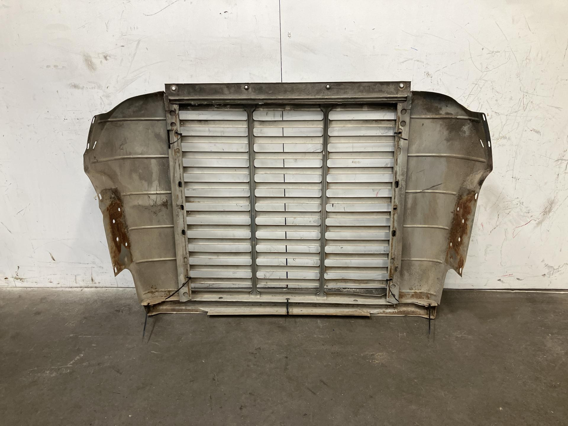 International 1800 LOADSTAR Grille for Sale