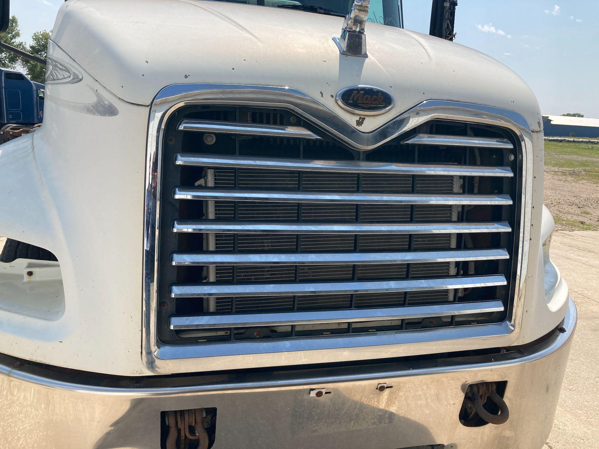 20791629 | Mack CX VISION Grille for Sale