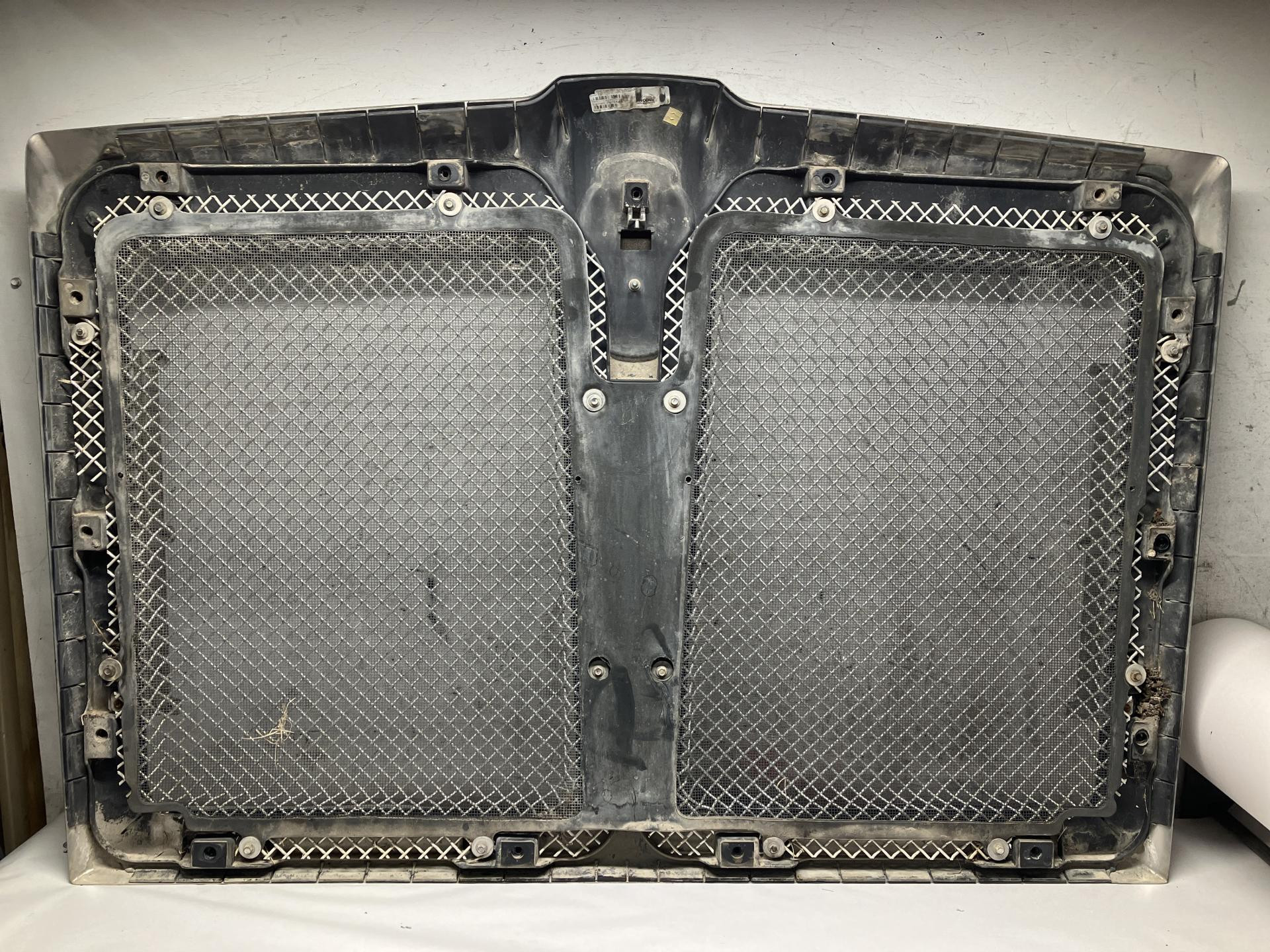 L29-6240-130 | Kenworth T880 Grille for Sale