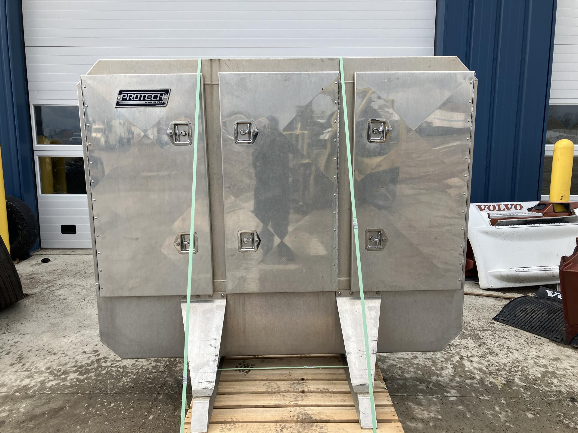 International 9900 Cab Protector / Headache Rack for Sale