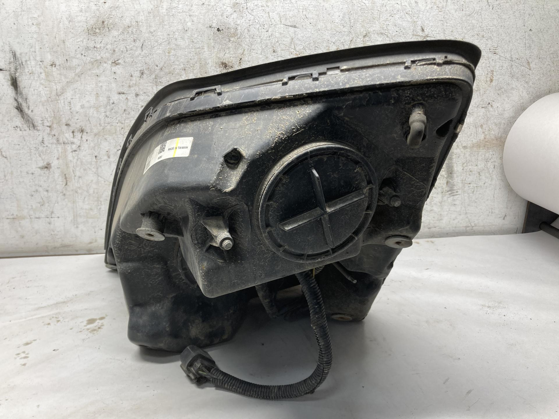 VL001-B101R | Volvo VNL Headlamp for Sale