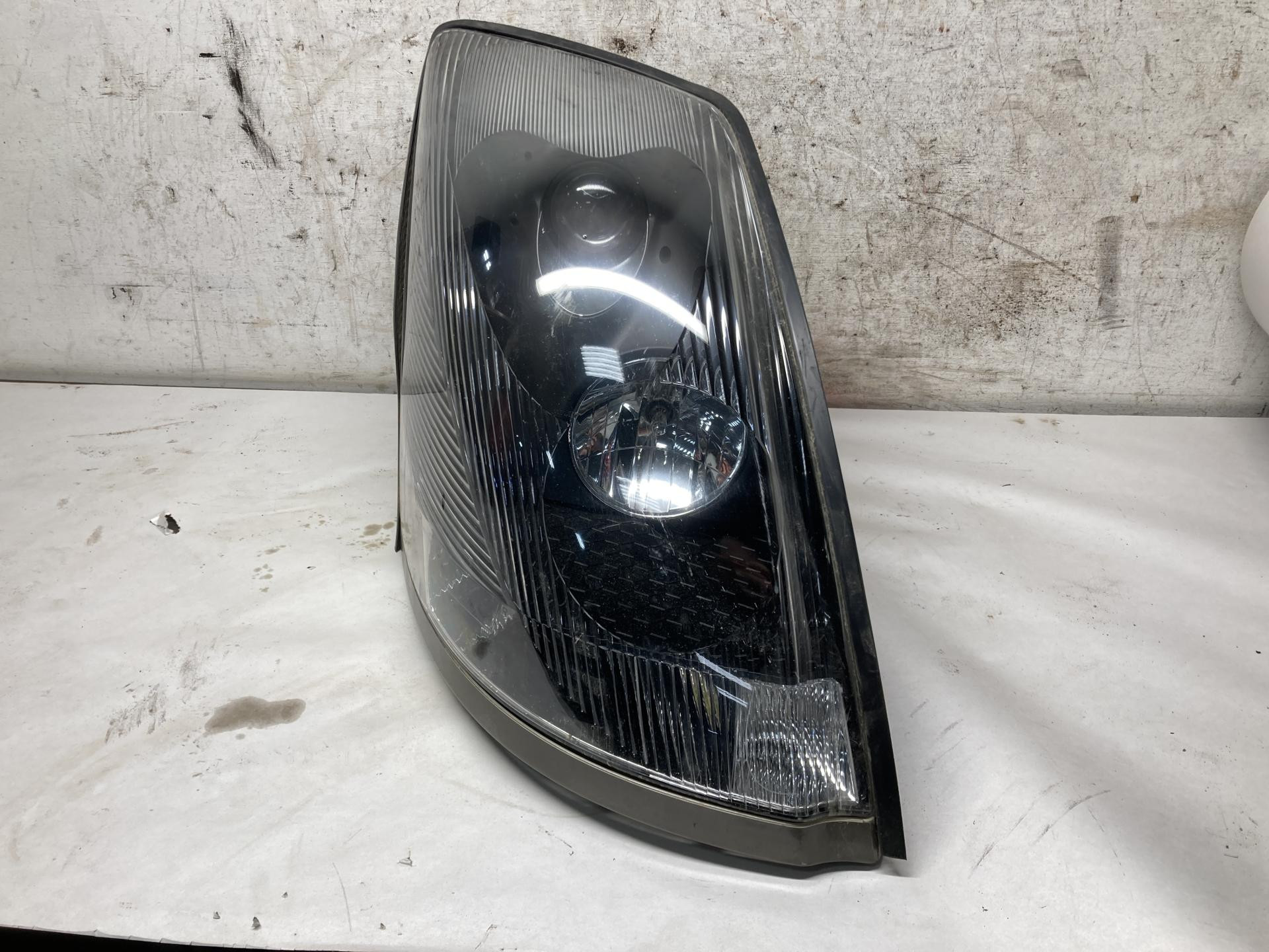 VL001-B101R | Volvo VNL Headlamp for Sale