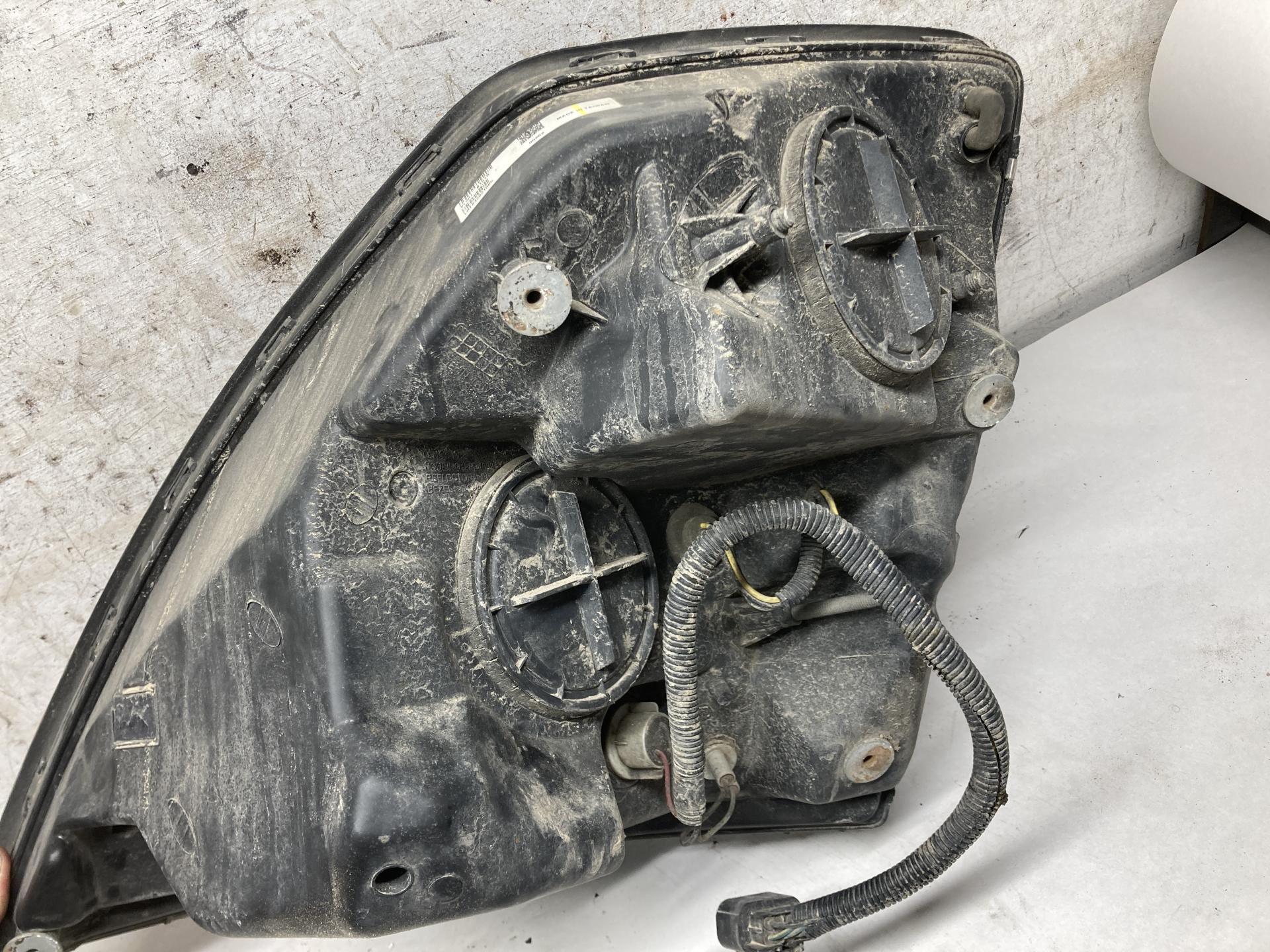 VL001-B101R | Volvo VNL Headlamp for Sale