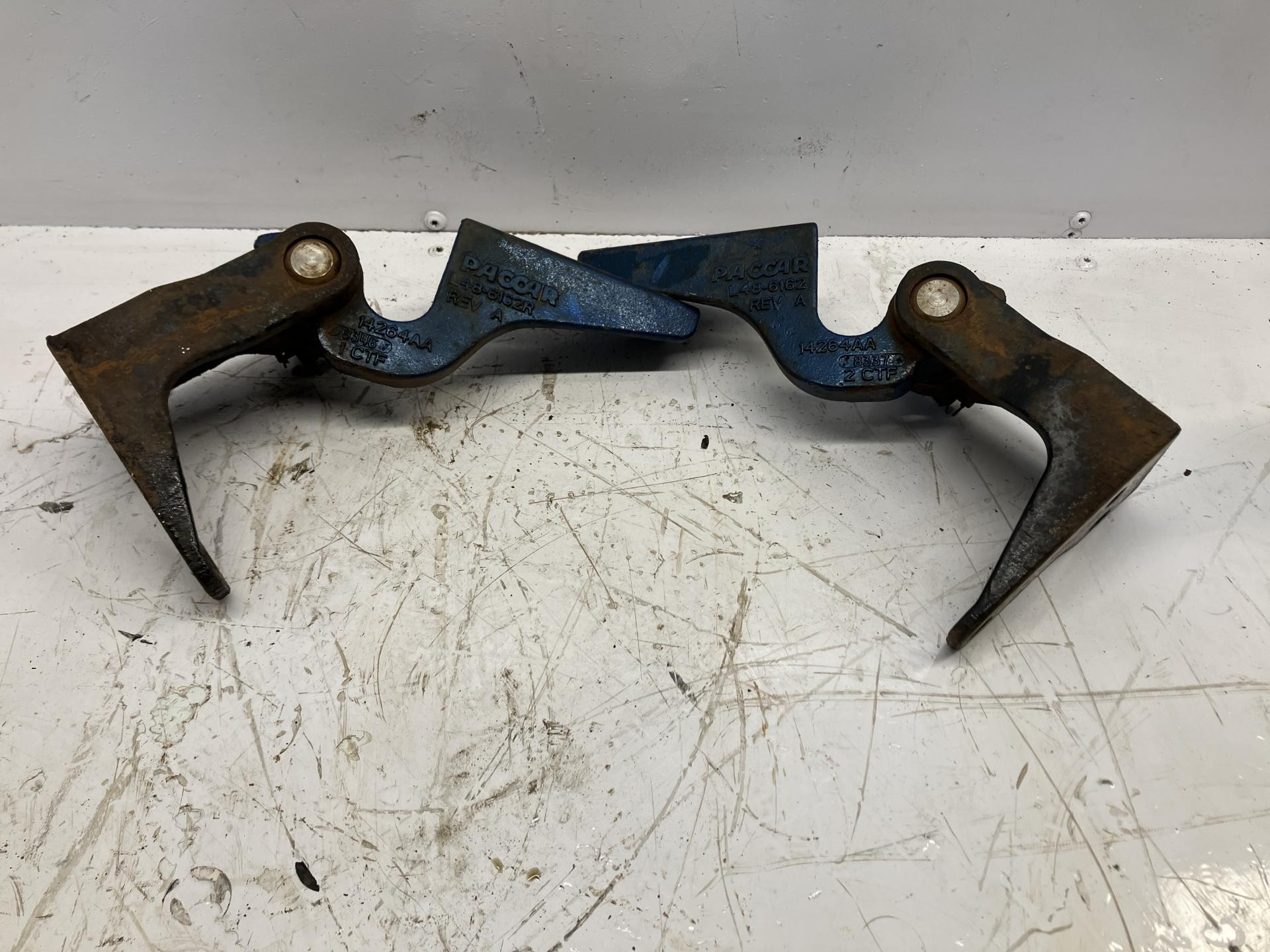 L48-6161L & L-48-6161 | Peterbilt 567 Hood Hinge for Sale