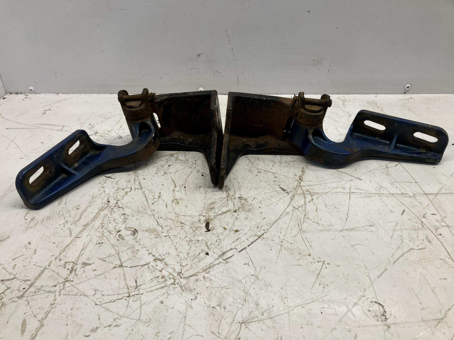 L48-6161L & L-48-6161 | Peterbilt 567 Hood Hinge for Sale