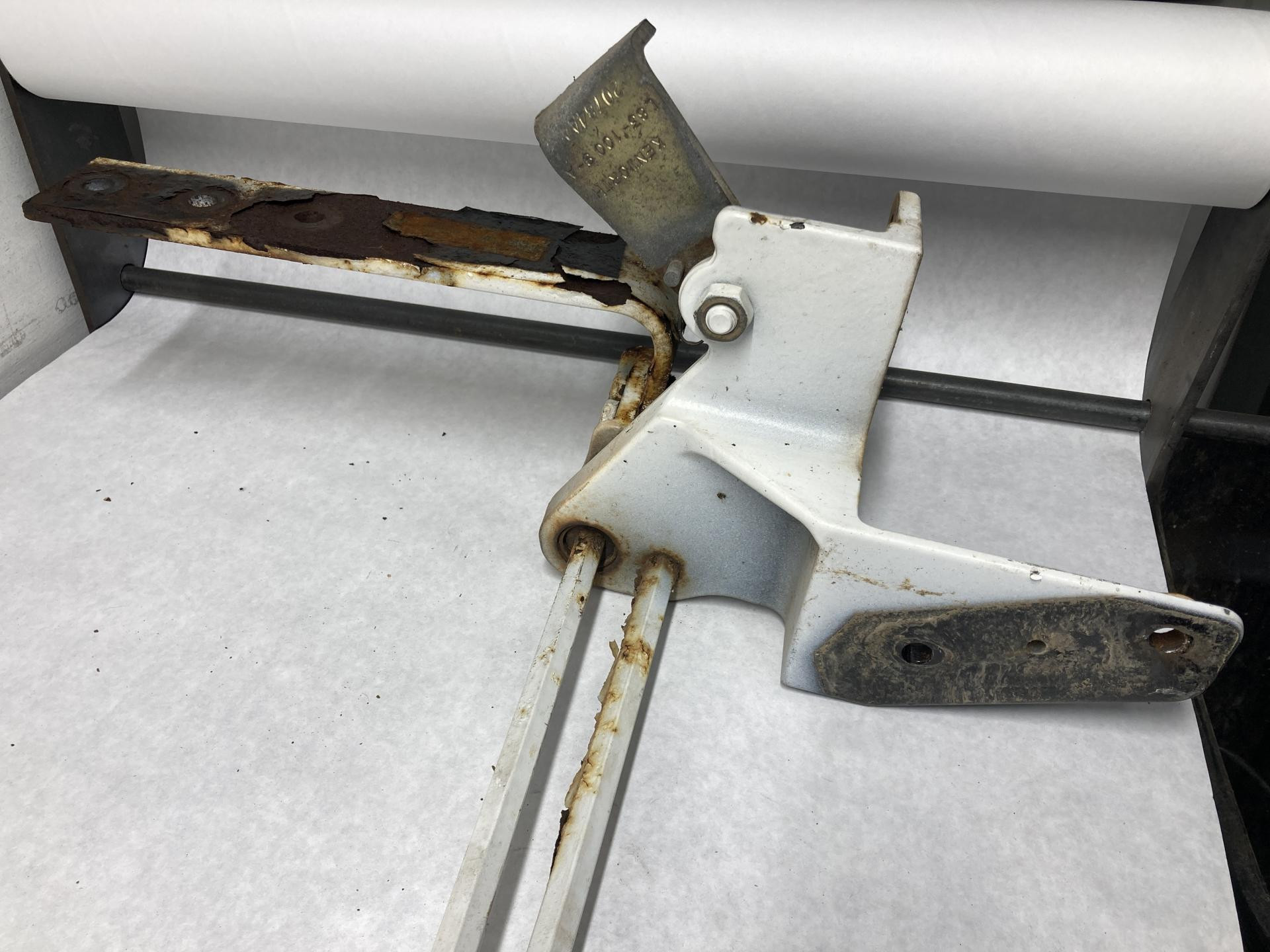 L11-1255 | Kenworth T370 Hood Hinge for Sale