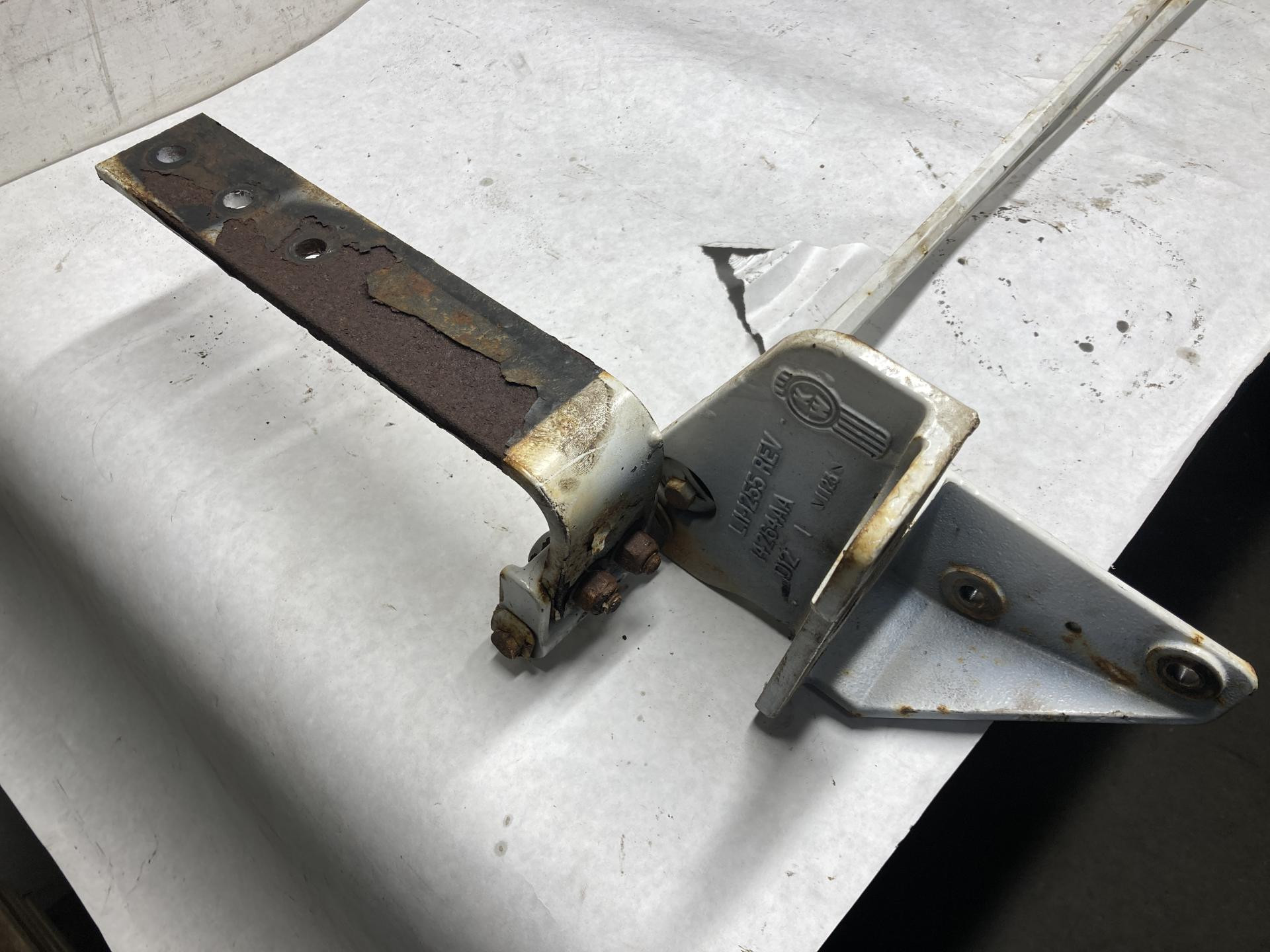L11-1255 | Kenworth T370 Hood Hinge for Sale