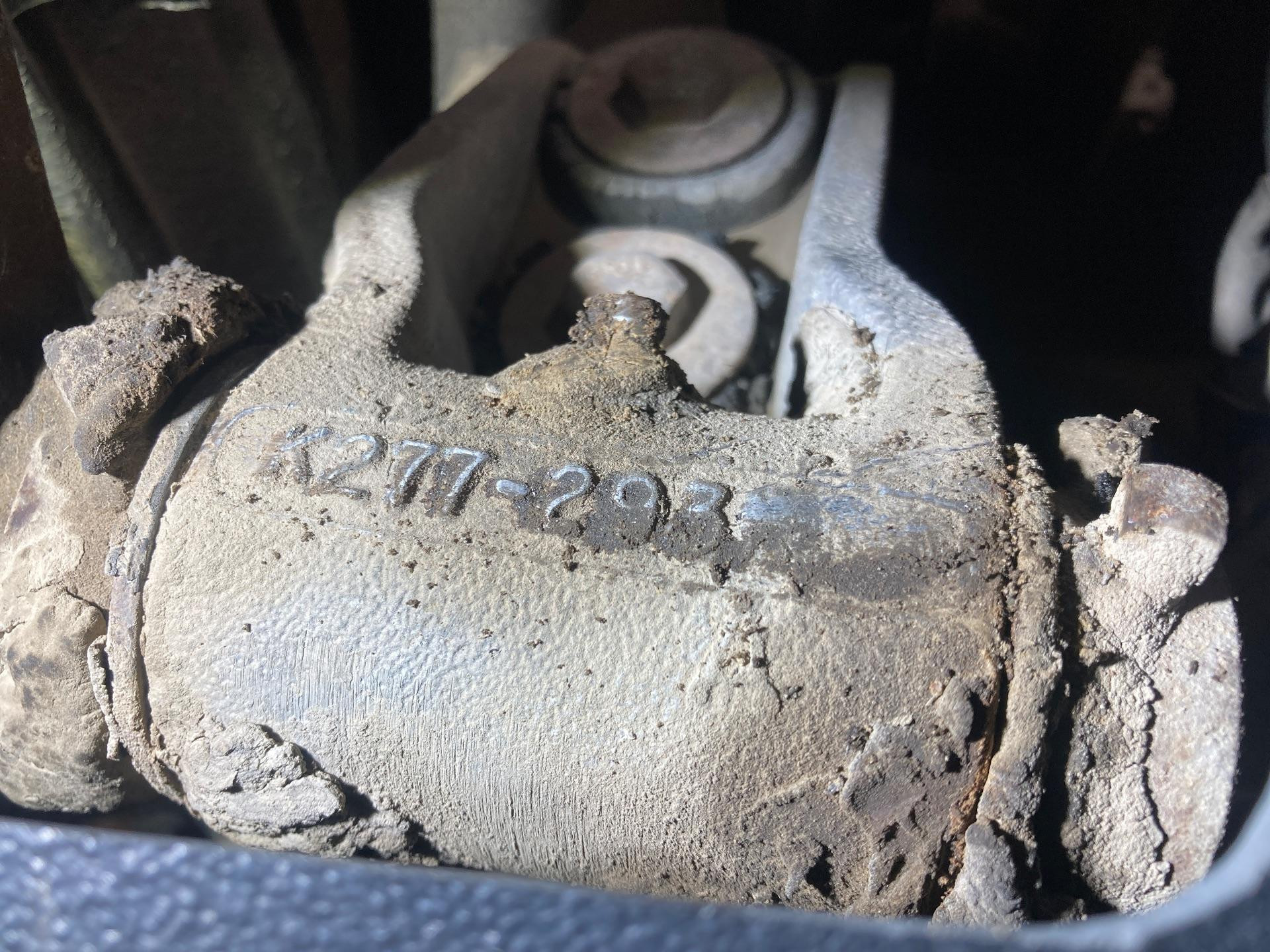 K277-293 | Kenworth T600 Hood Hinge for Sale