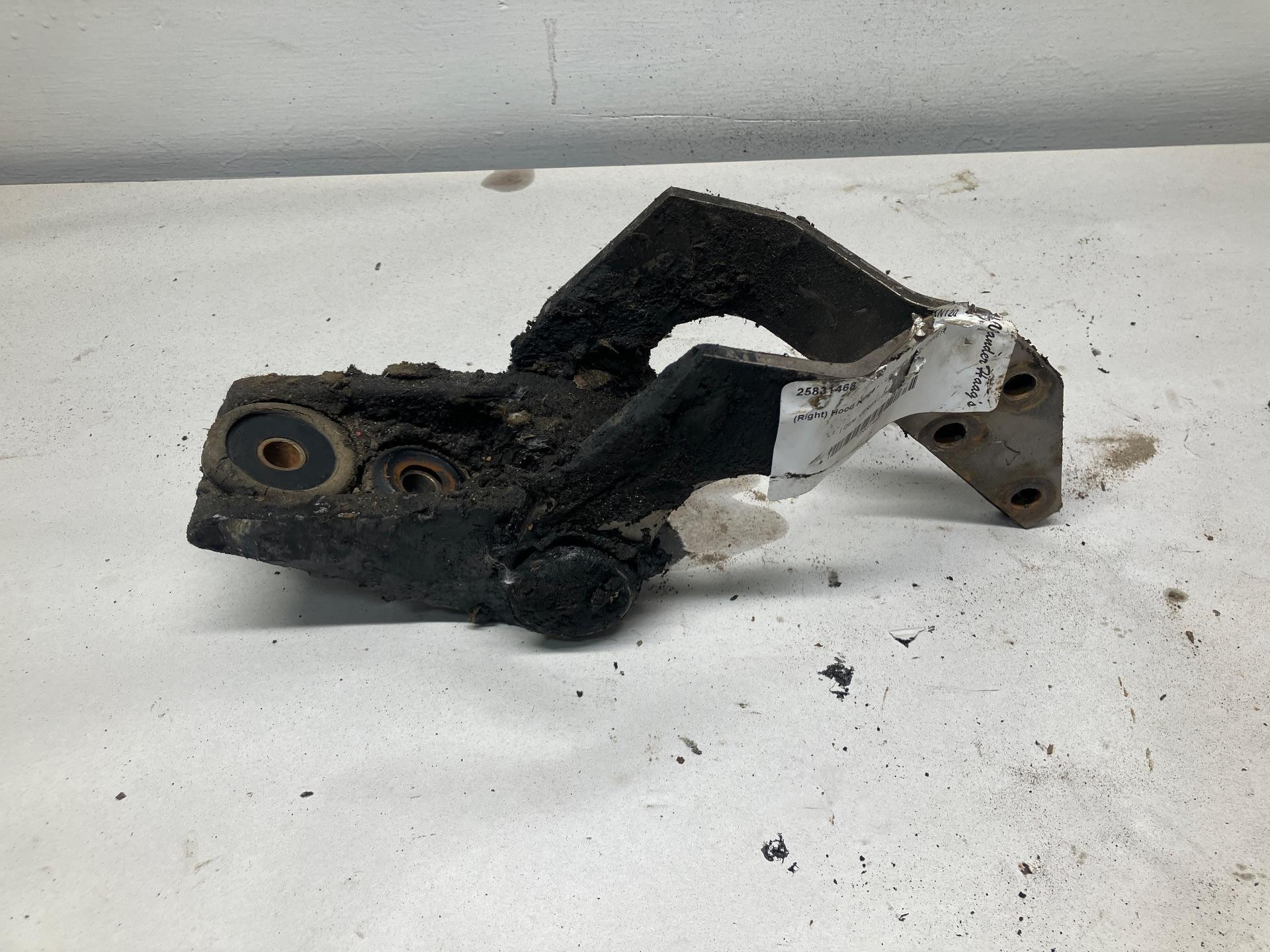 k282-492r | Kenworth T600 Hood Hinge for Sale