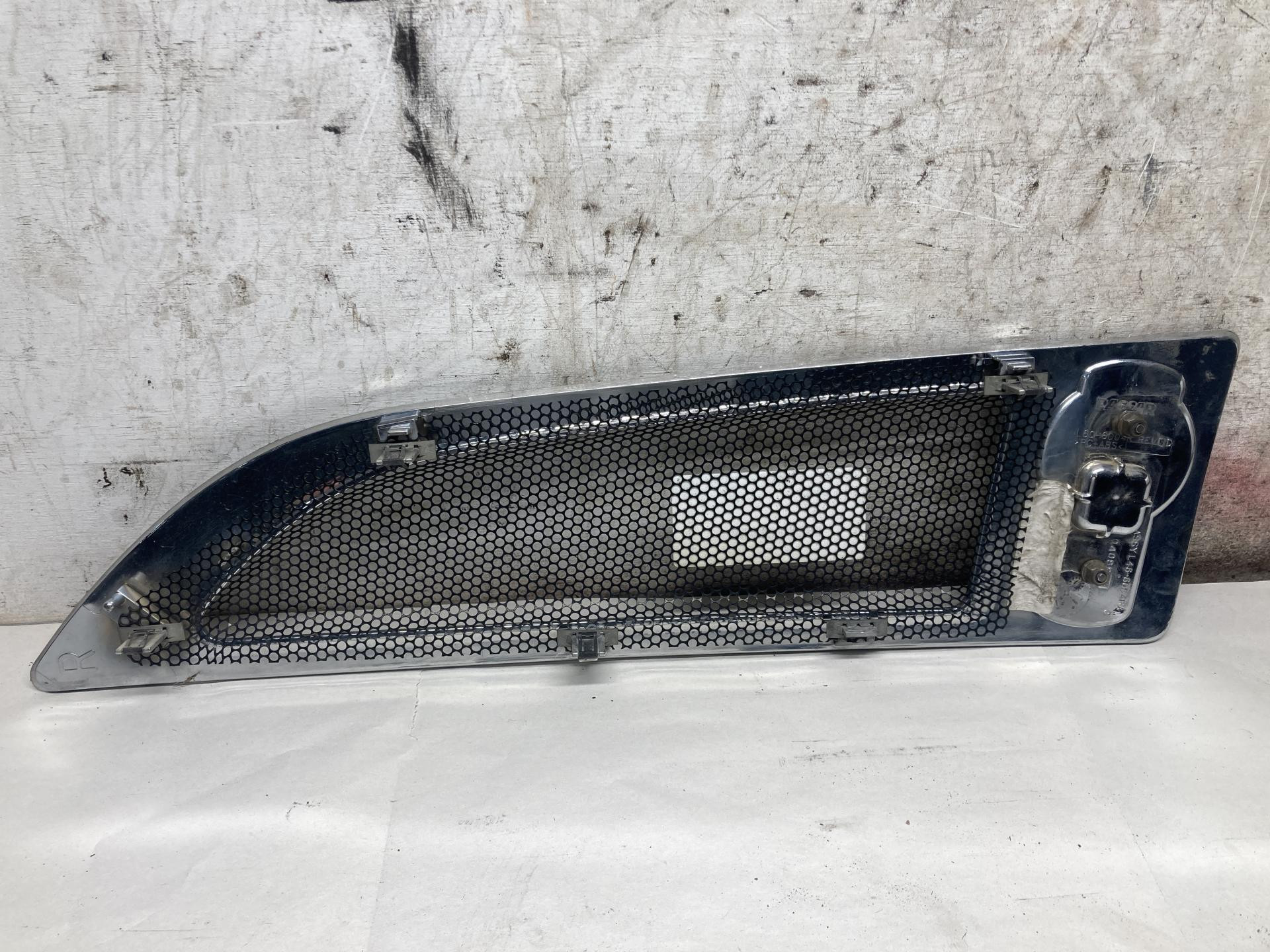 L46-6054R | Kenworth T680 Hood Side Vent for Sale