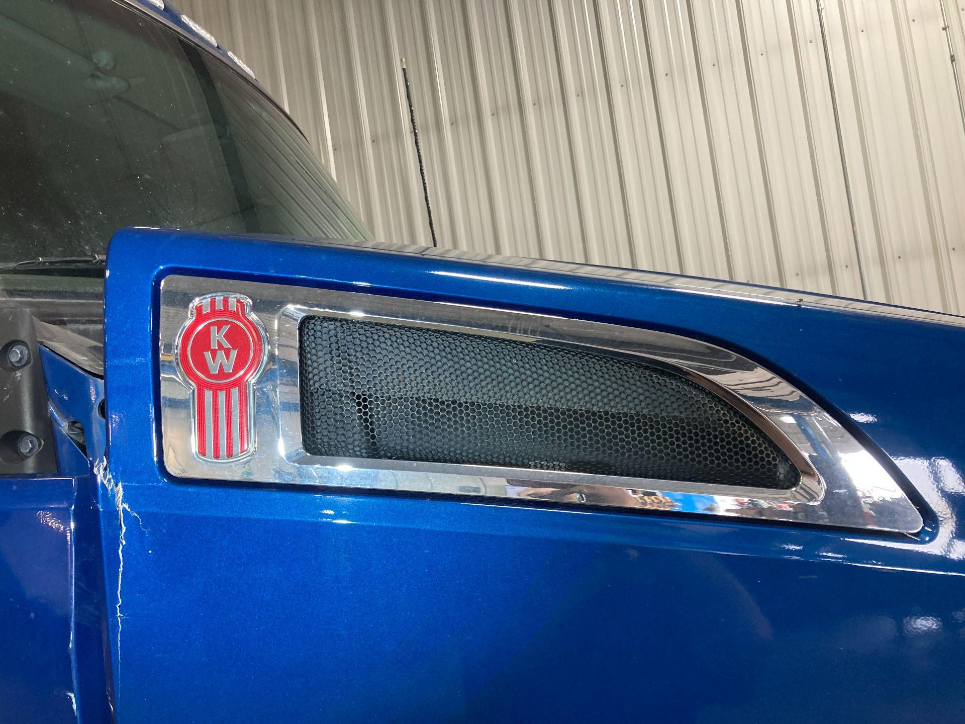 L46-6054R | Kenworth T680 Hood Side Vent for Sale
