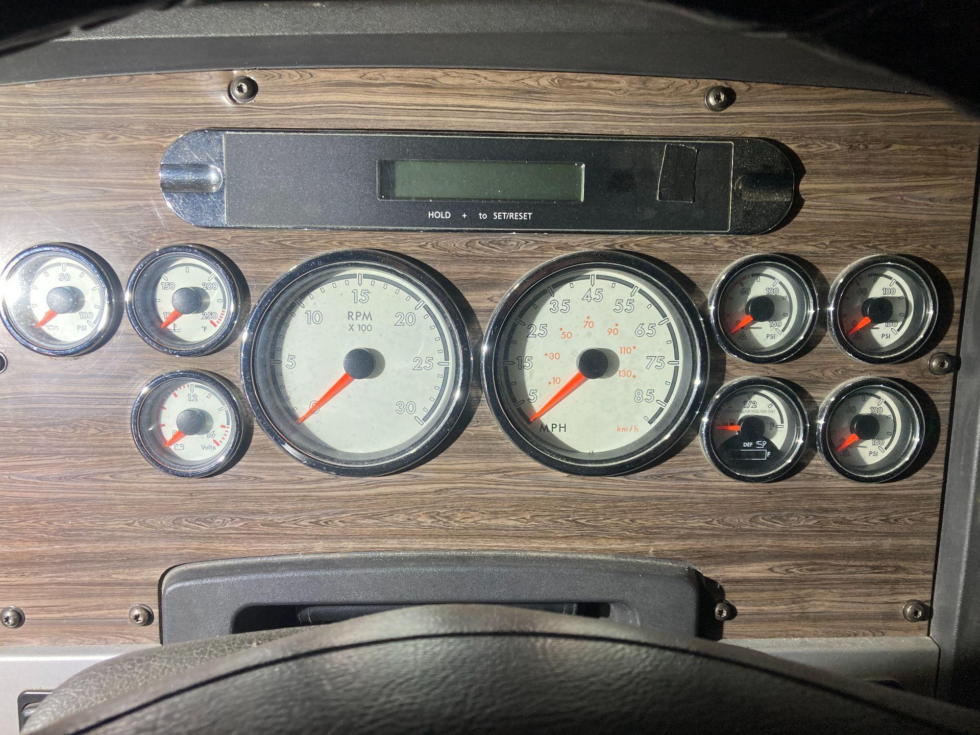 VERIFY | Freightliner 122SD Speedometer Instrument Cluster for Sale