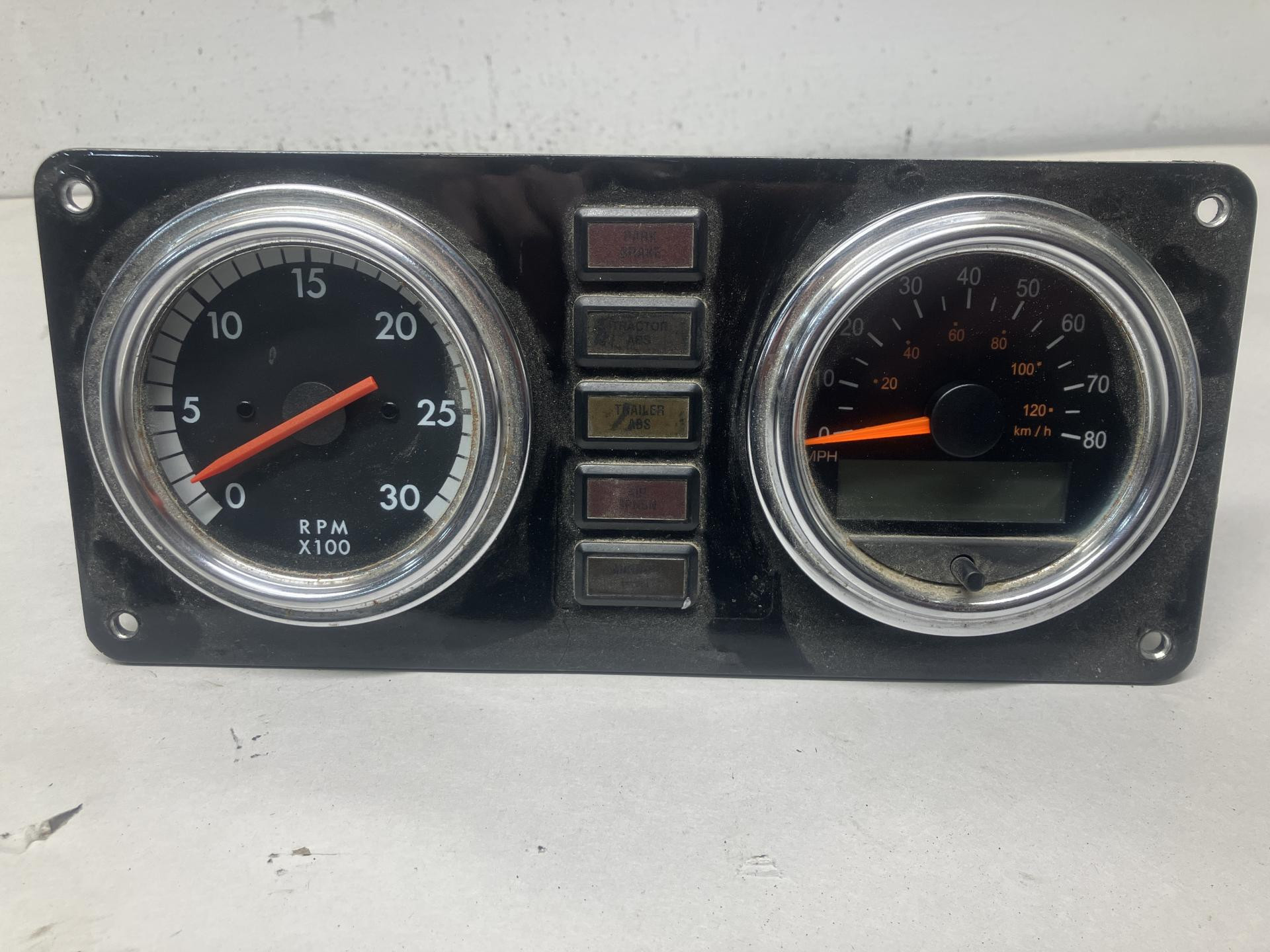 VERIFY | Freightliner CLASSIC XL Speedometer Instrument Cluster for Sale