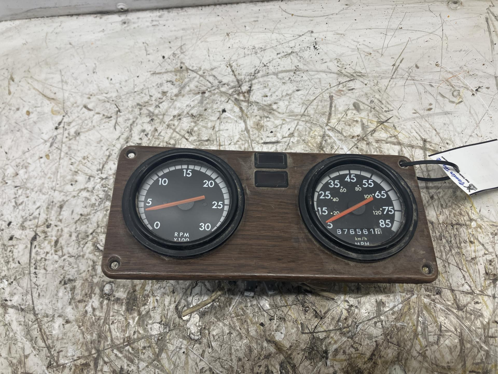 Freightliner FLD112 Speedometer Instrument Cluster for Sale
