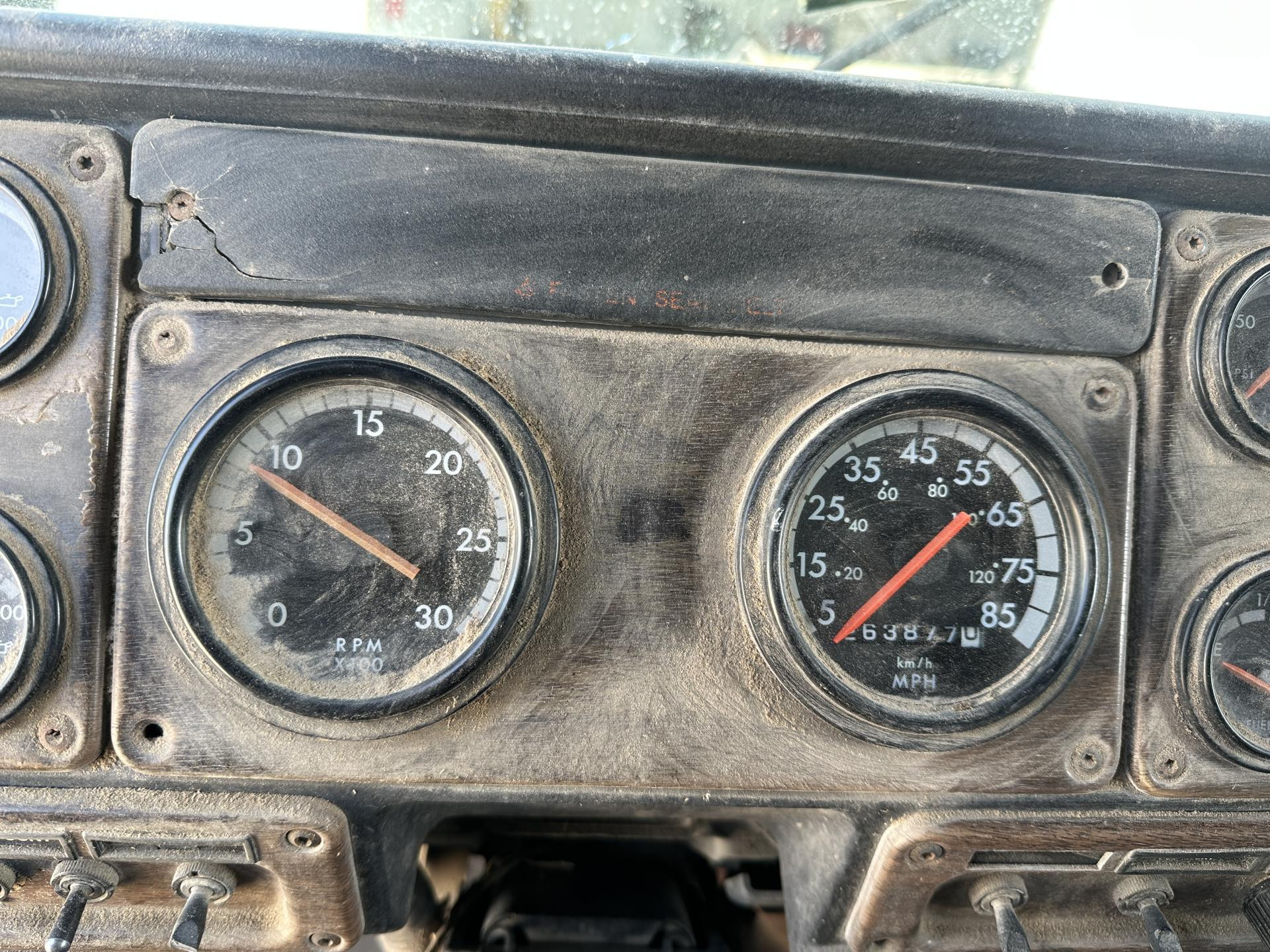 Freightliner FLD120 Speedometer Instrument Cluster for Sale