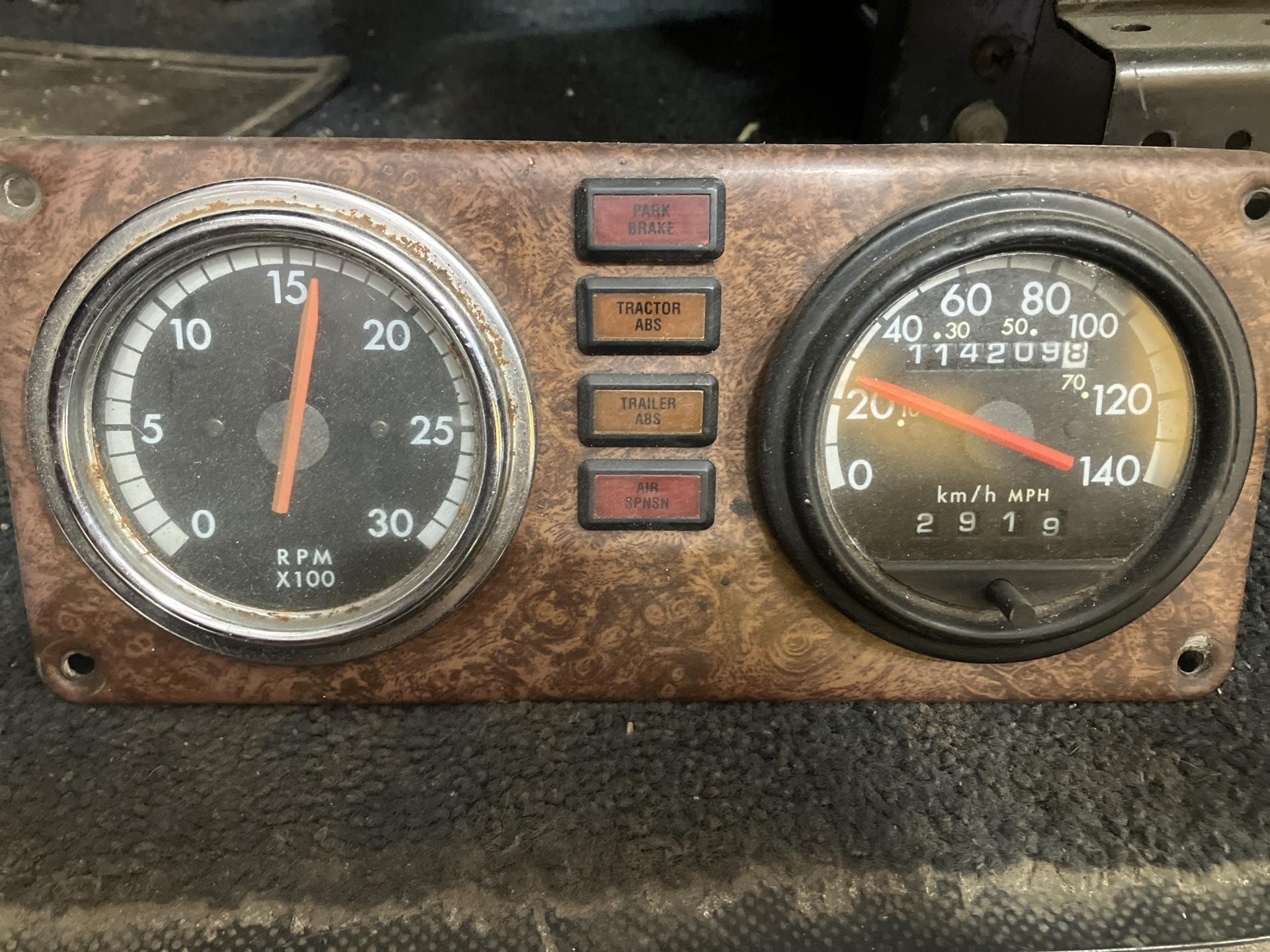 Freightliner FLD120 Speedometer Instrument Cluster for Sale