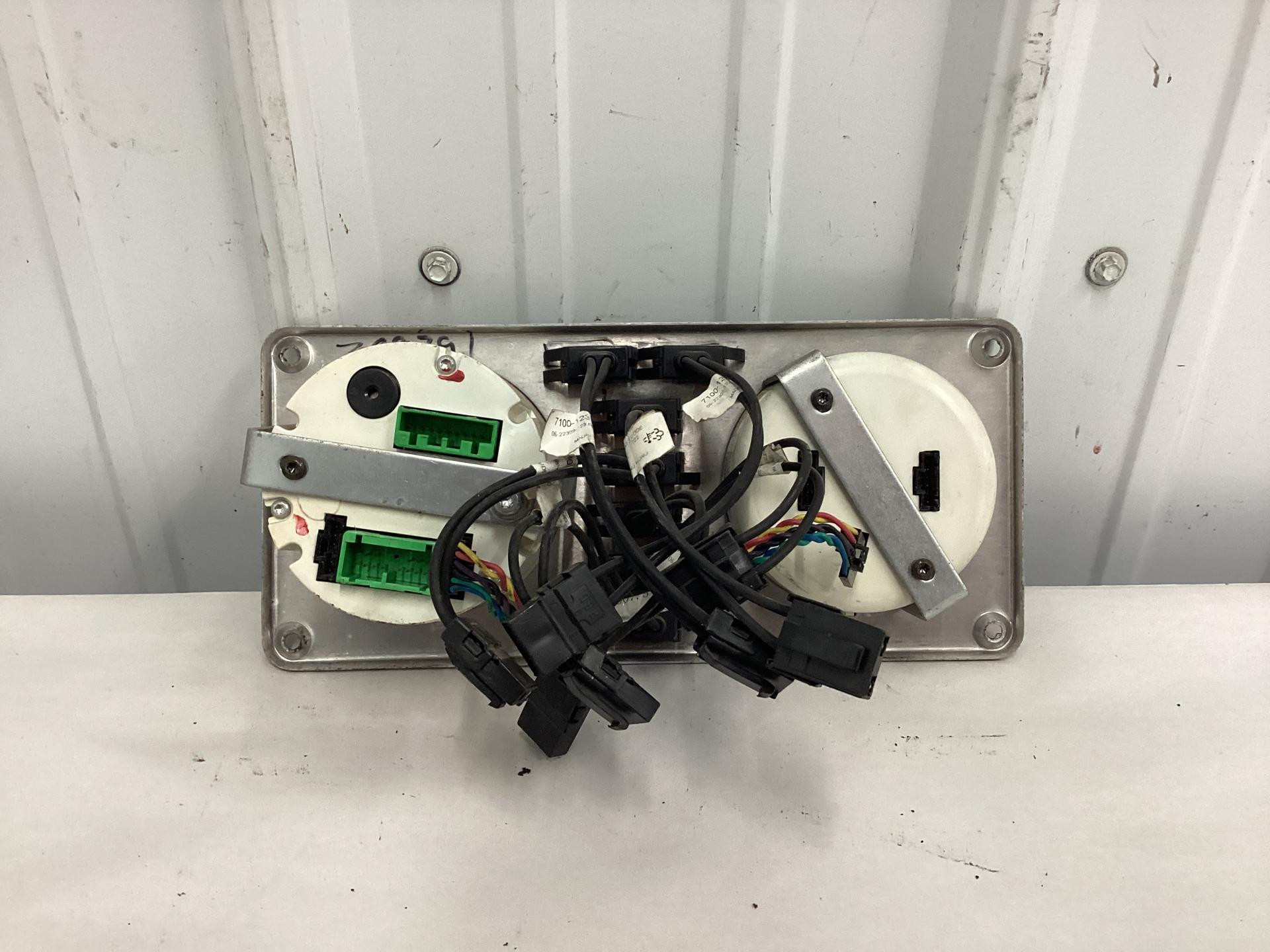 A22-58819-000 | Freightliner FLD120SD Speedometer Instrument Cluster for Sa