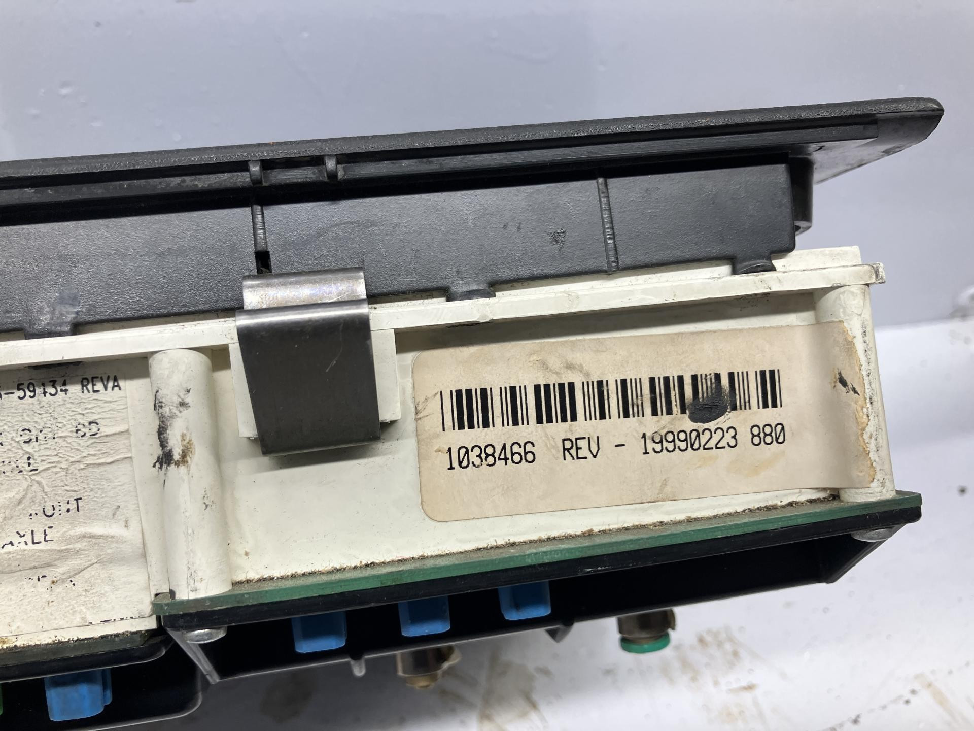 1078805 | Volvo VNL Speedometer Instrument Cluster for Sale