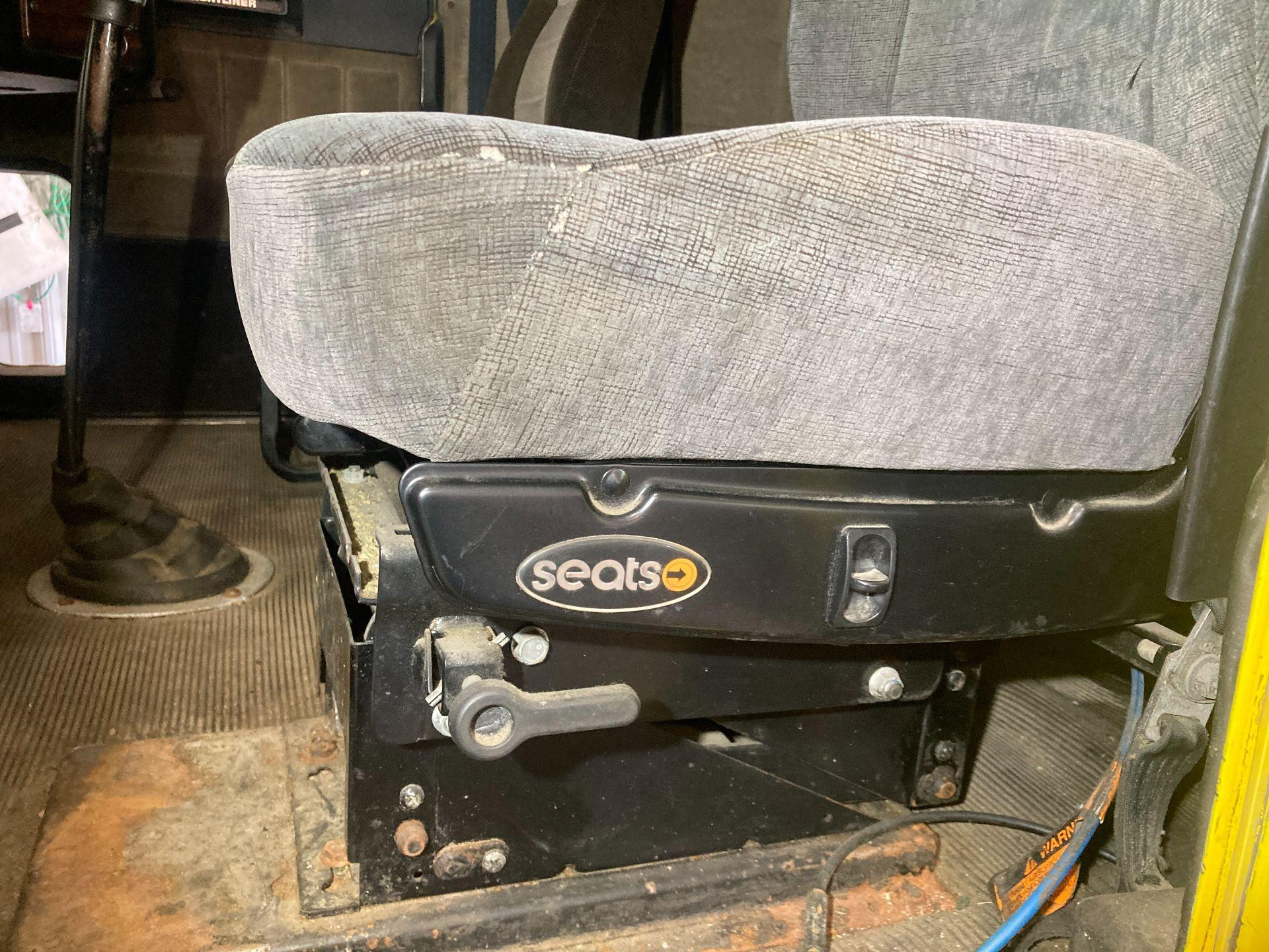 188902KW11 | Freightliner FLD120 CLASSIC Air Ride Seat for Sale