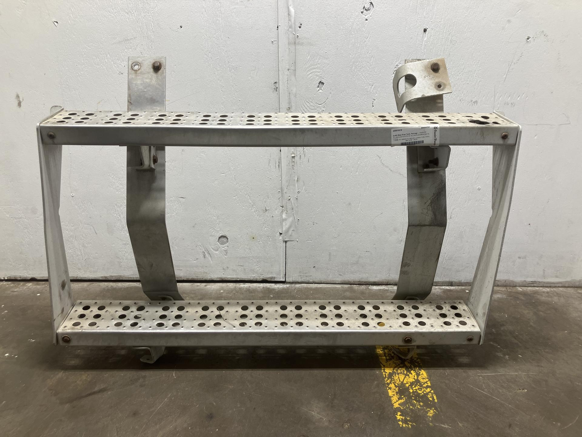 NA | Freightliner FLD112SD Step (Frame, Fuel Tank, Faring) for Sale