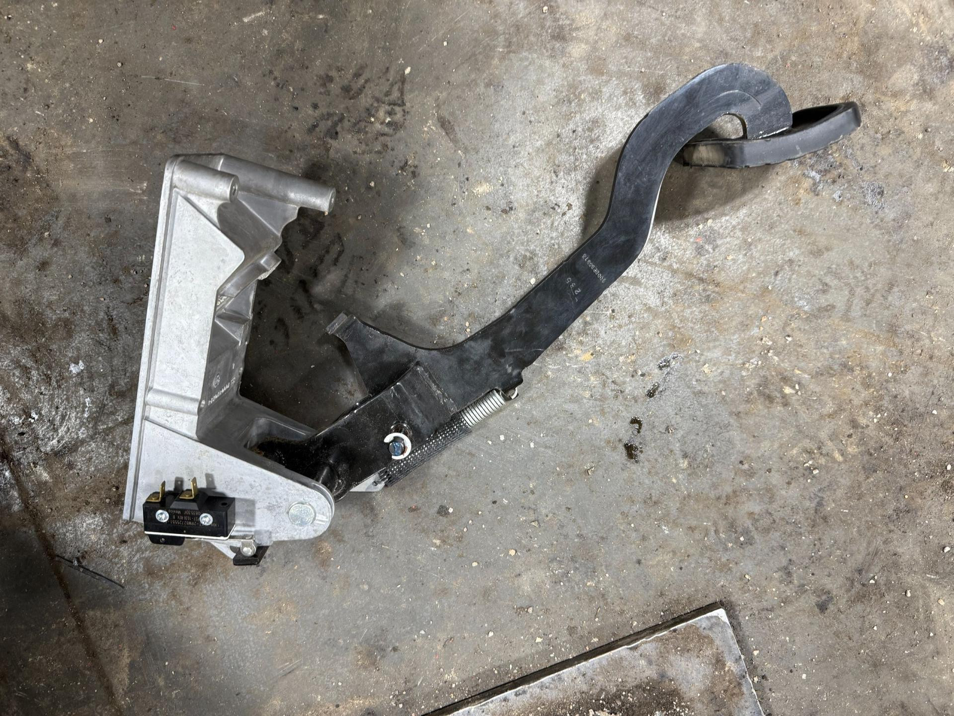 E21-6006 | Peterbilt 579 Foot Control Pedal for Sale