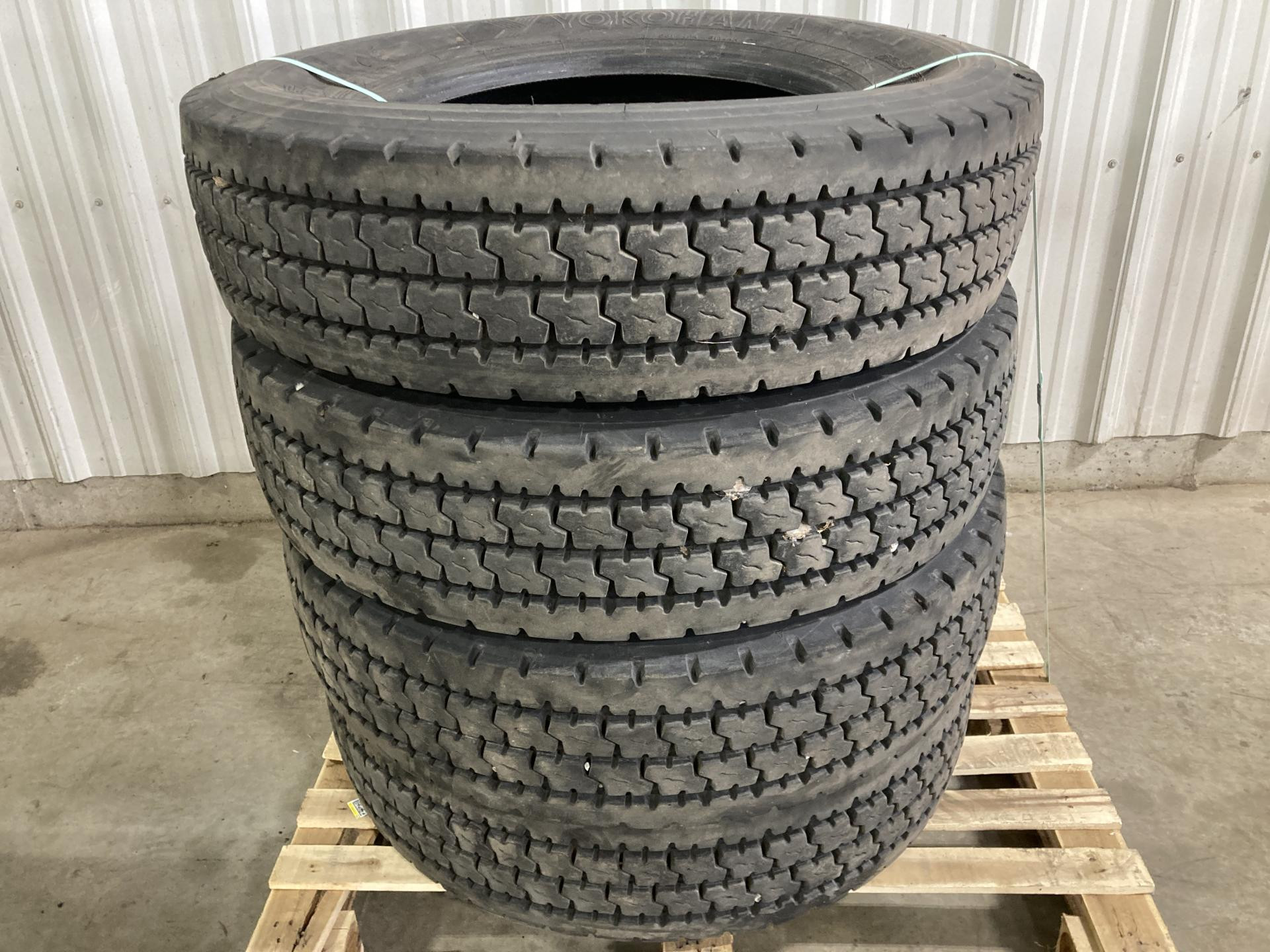 YOKOHAMA | Freightliner 122SD Tire for Sale