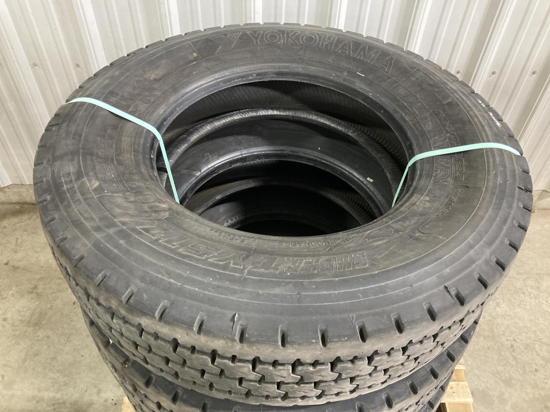 YOKOHAMA | Freightliner 122SD Tire for Sale