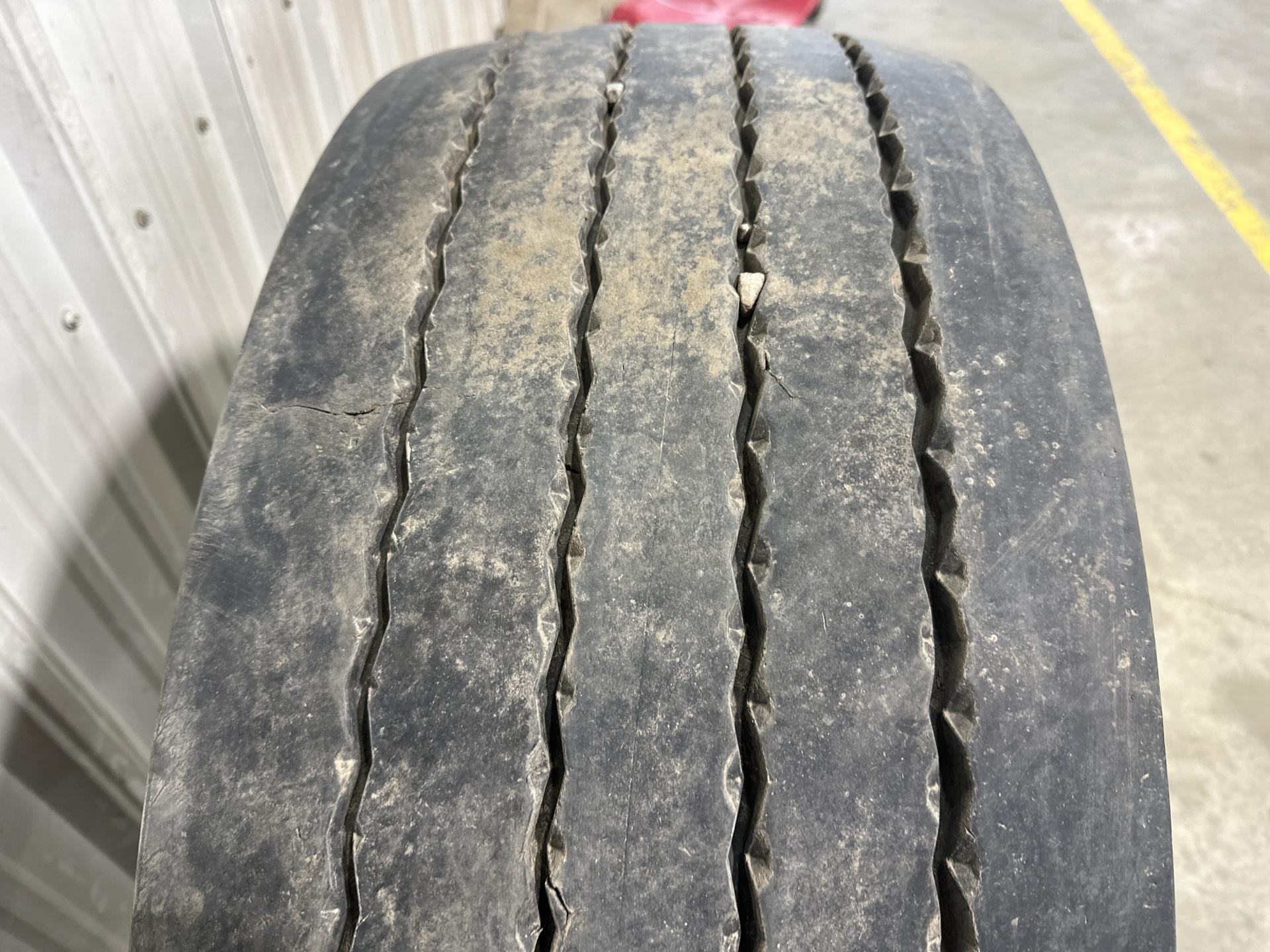 CONTINENTAL | International 7400 Tire for Sale