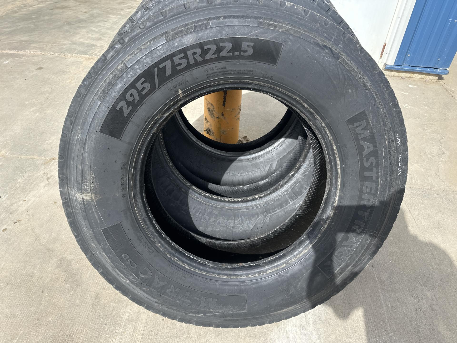 MASTERTRACK | Freightliner CASCADIA Tire for Sale