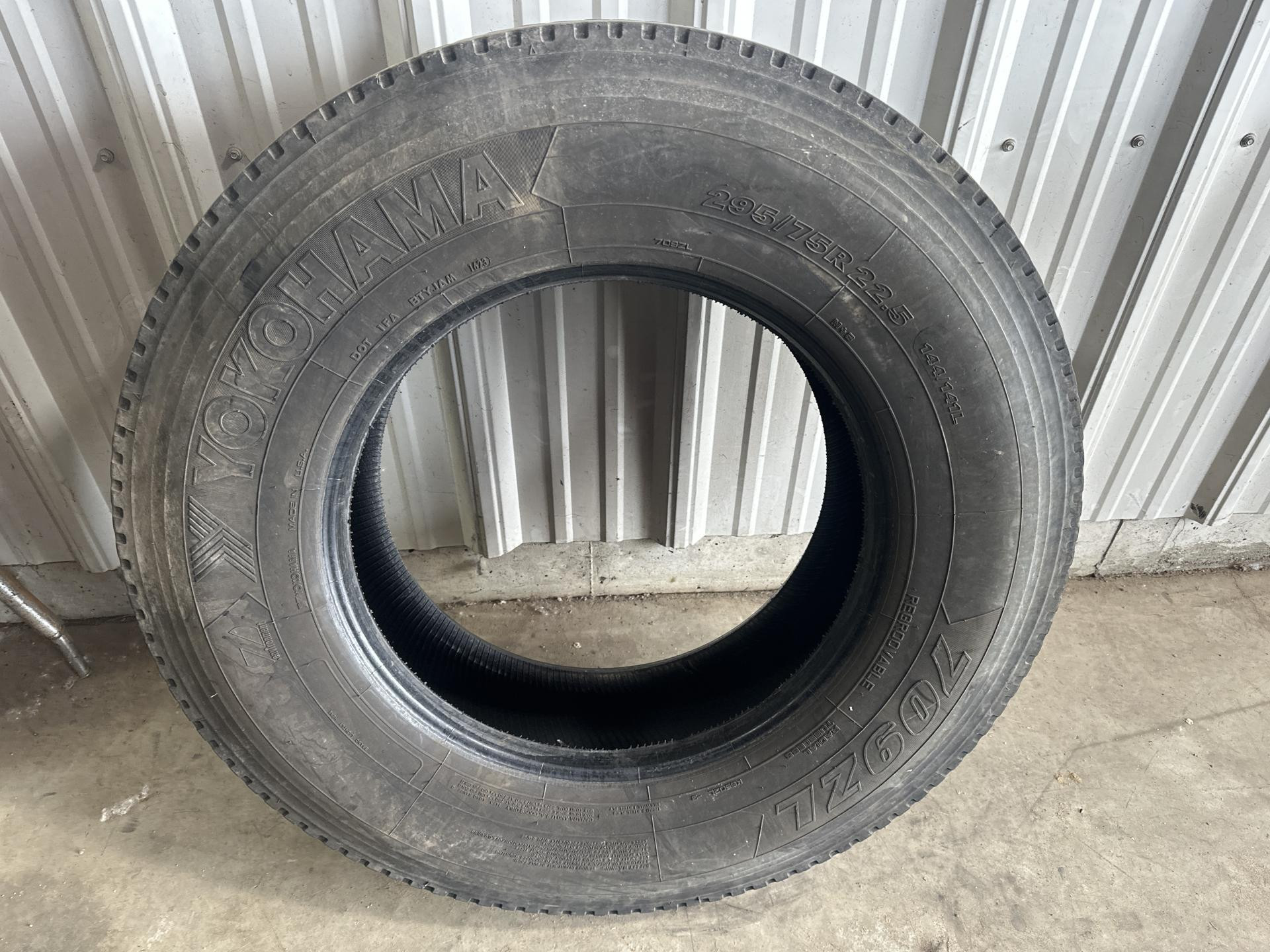 YOKOHAMA | Freightliner CASCADIA Tire for Sale